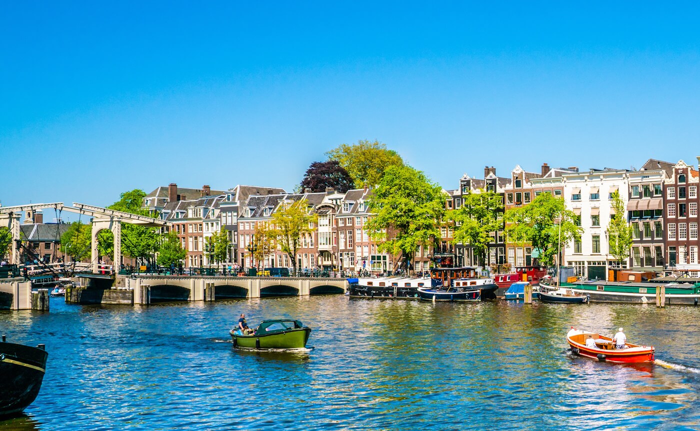 Verken Amsterdamse grachten per sloep. | Wereldreizigersclub